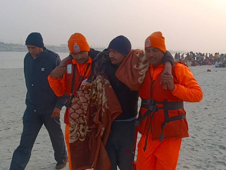 Prayagraj Maha Kumbh Boat capsized in Sangam NDRF rescue | संगम में नाव डूबी, परिवार के 6 लोगों ...