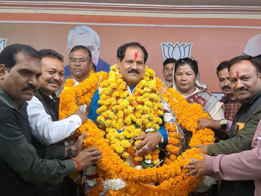 Mandla: The new district president bowed to the stairs of the office ...