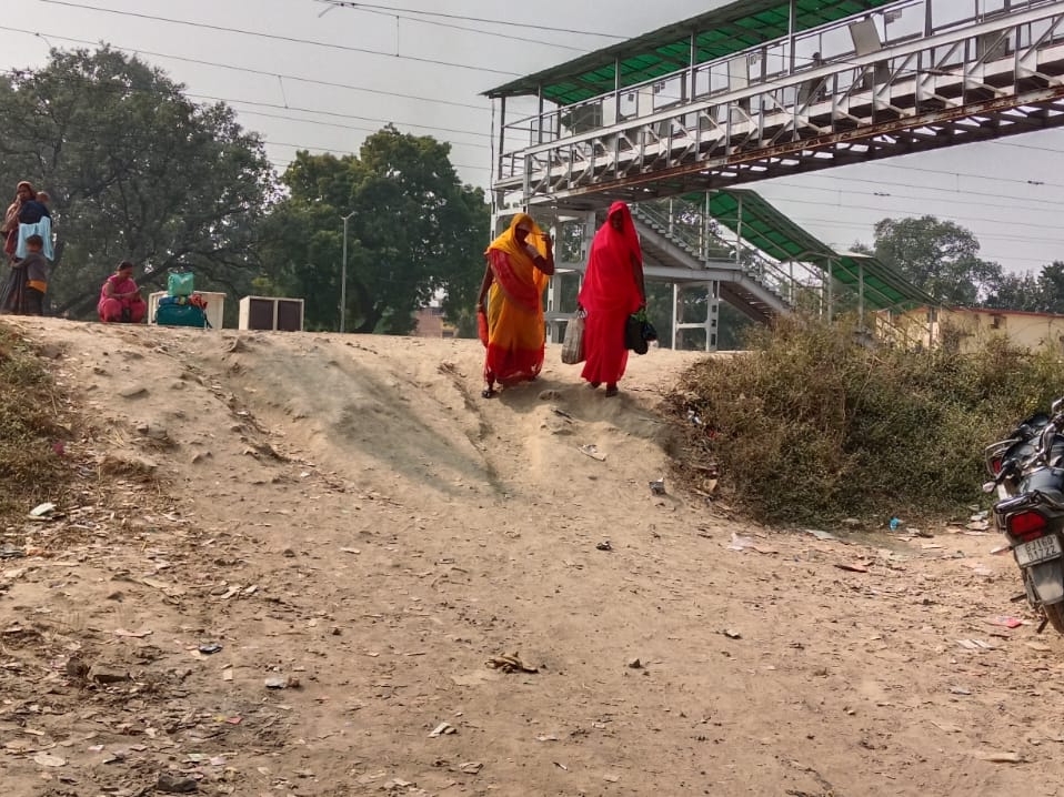 10 feet high platform of Suriyawan station became a problem | सुरियावां ...