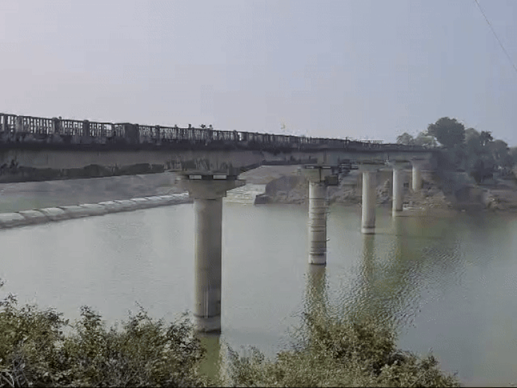 Bus wheels bounced, revealing cracks in Parvati river bridge - Madhya ...