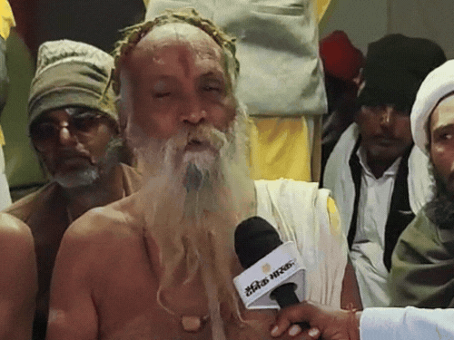 Paan Wale Baba becomes the center of attraction at Mahakumbh Promotes ...