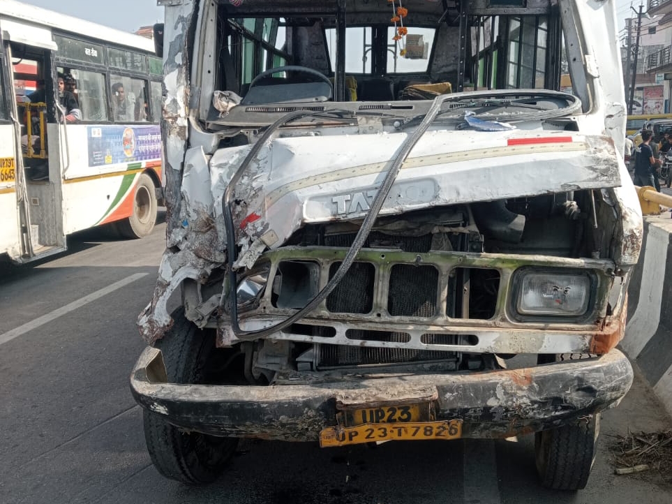A high speed mini bus overturned after colliding with a canter | कैंटर ...