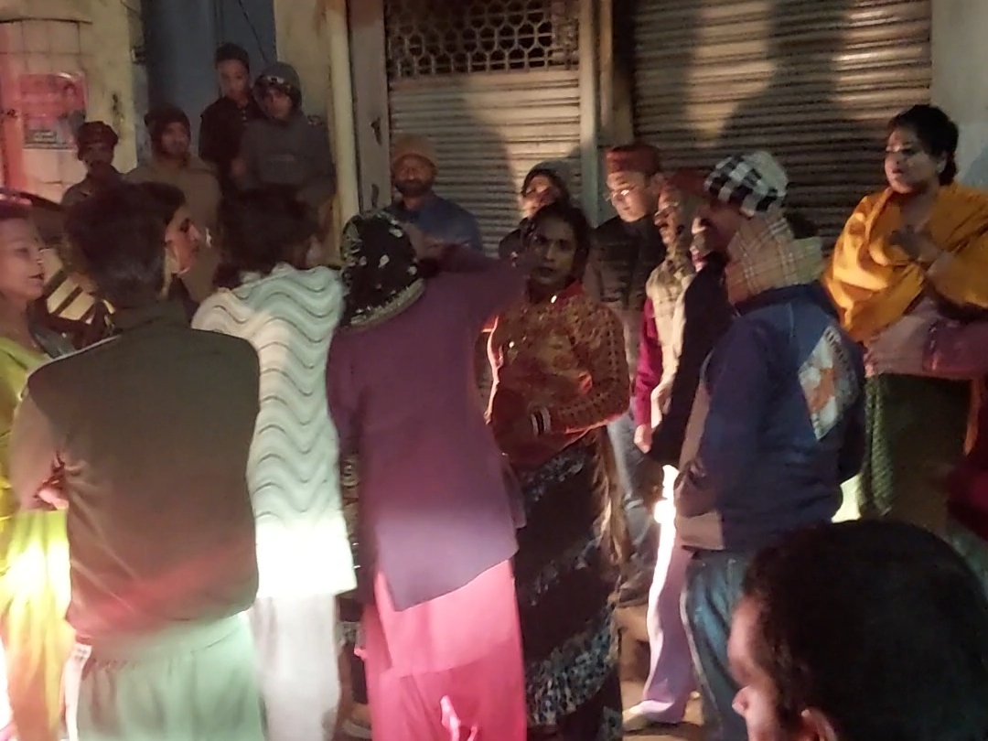 Fight between two groups of eunuchs, VIDEO | किन्नरों में दो गुटों के ...