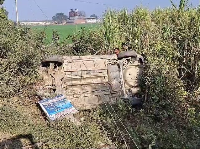 Car overturned while saving an animal, collided with a bike | जानवर को ...