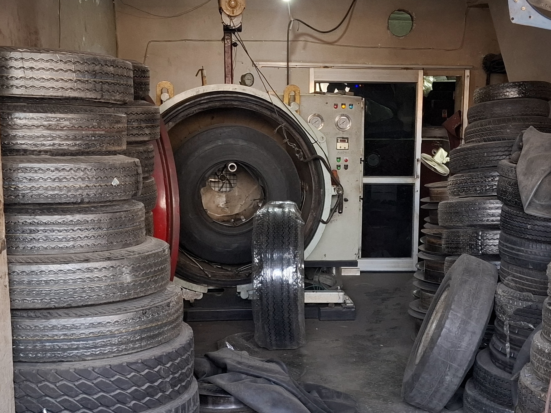 Hisar's auto market Tyre resoling machine burst, Haryana News. | हिसार ...