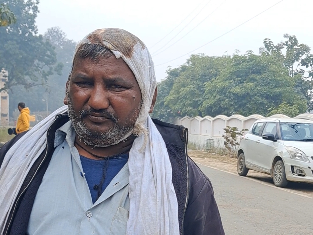 A couple going to peel sugarcane was attacked with an axe | गन्ना छीलने ...