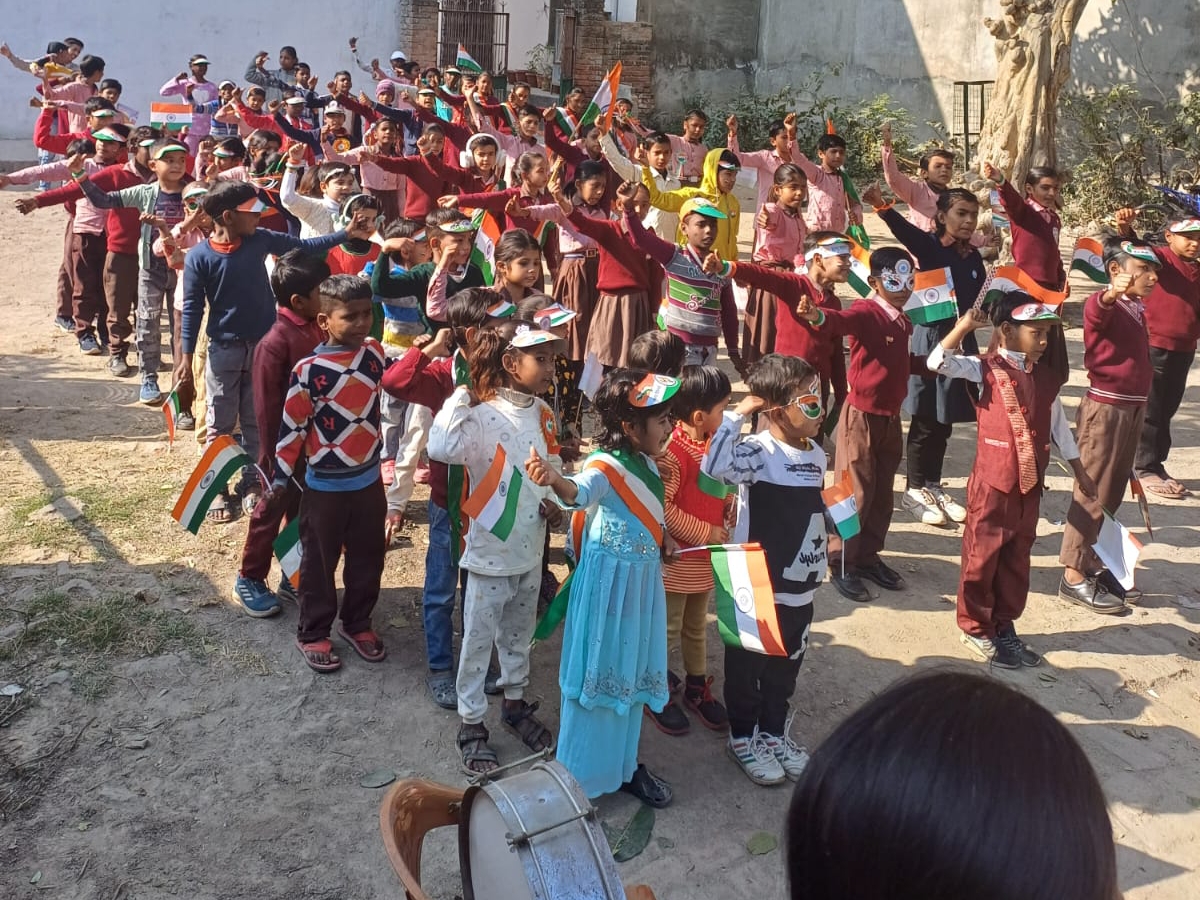 Patriotic zeal seen among school children on Republic Day | उन्नाव में ...