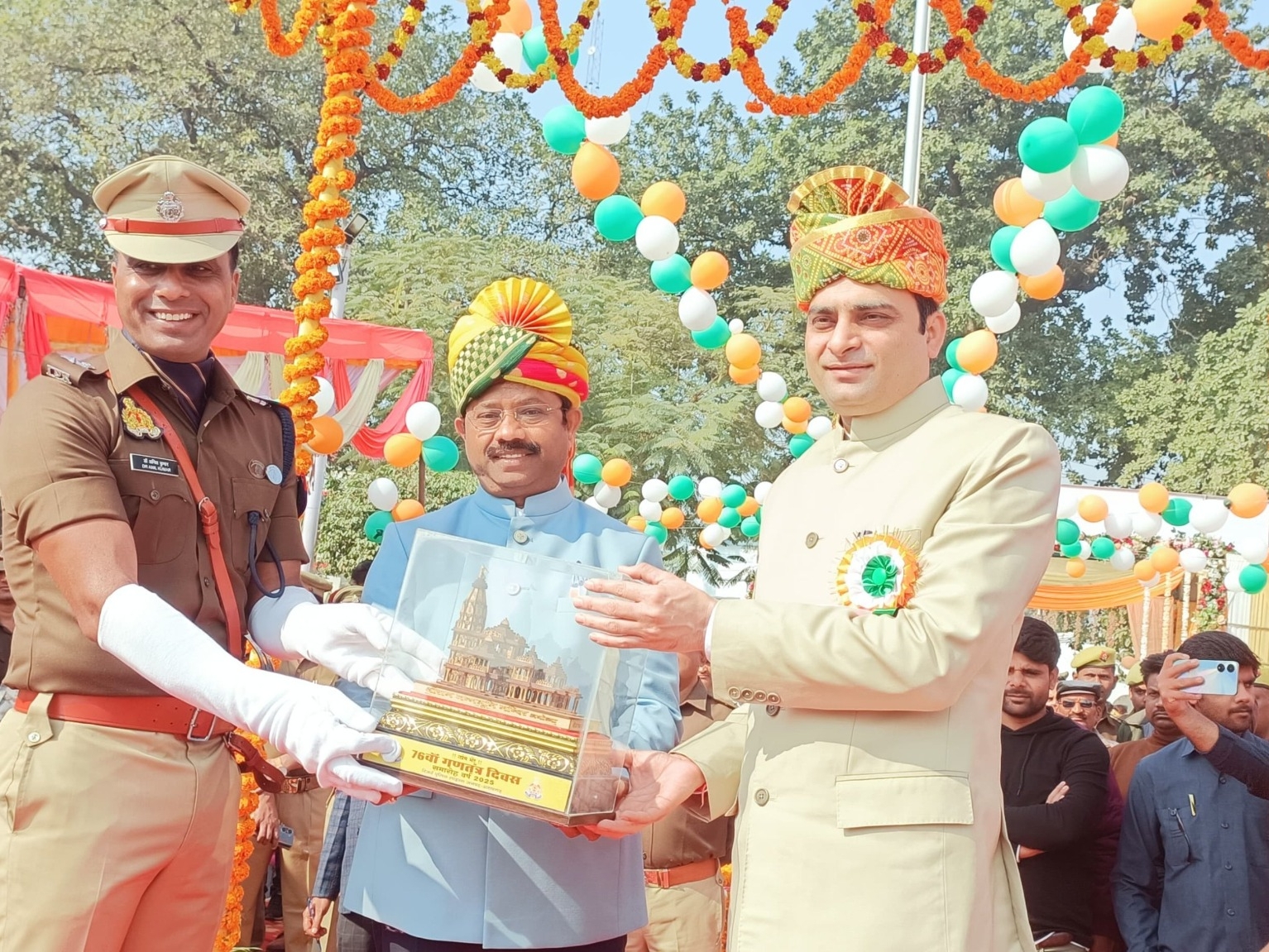 Cabinet Minister Nandi hoisted the flag in Pratapgarh | प्रतापगढ़ में ...