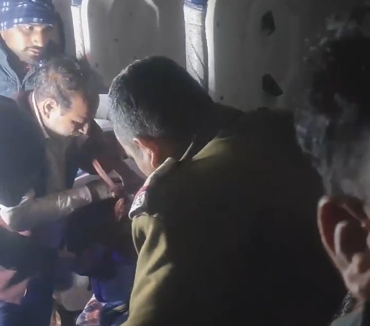 Bus overturned on highway in Bhind, 12 passengers injured | भिंड में ...