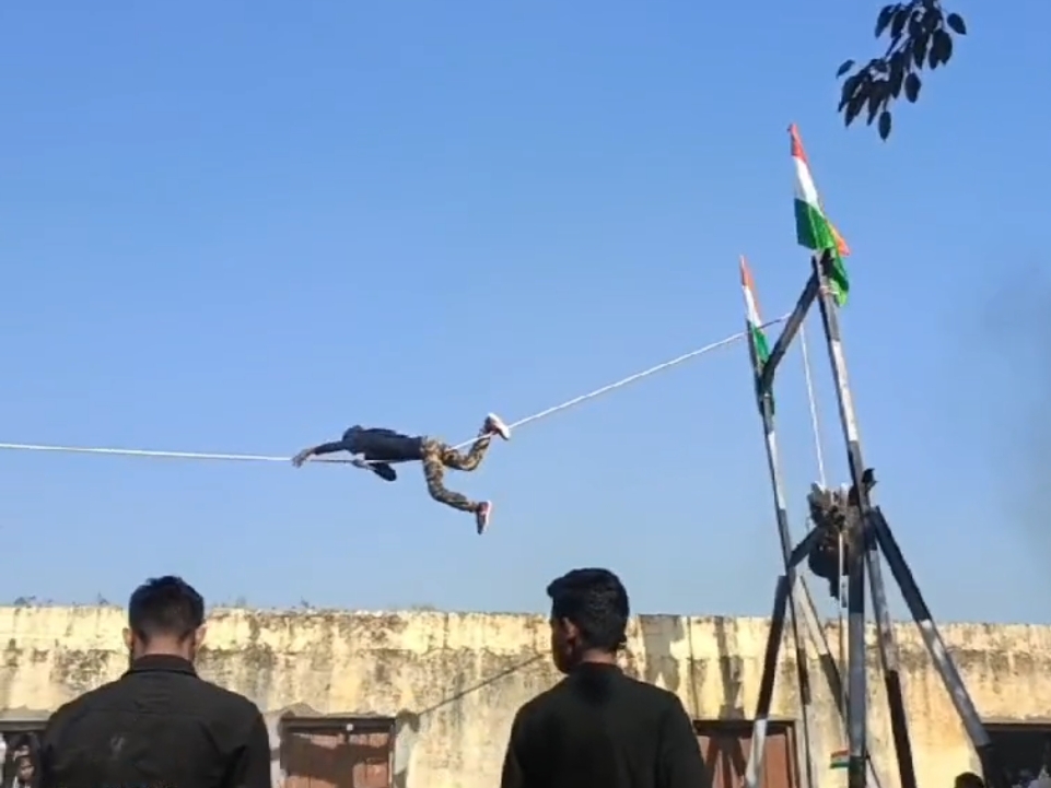 Risky stunts were performed by children in Hasanpur school | हसनपुर के ...
