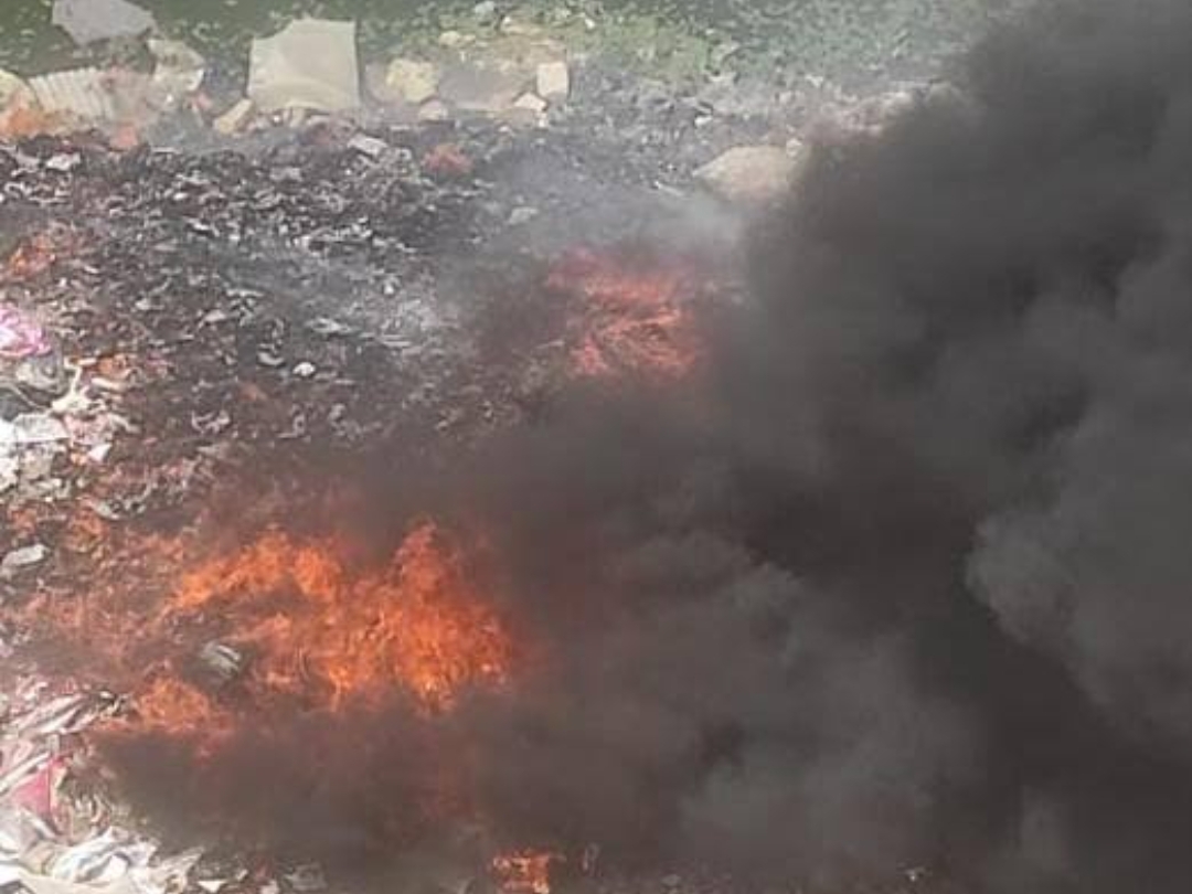 Fire in garbage dump caused commotion | कूड़े के ढेर में आग से मचा ...