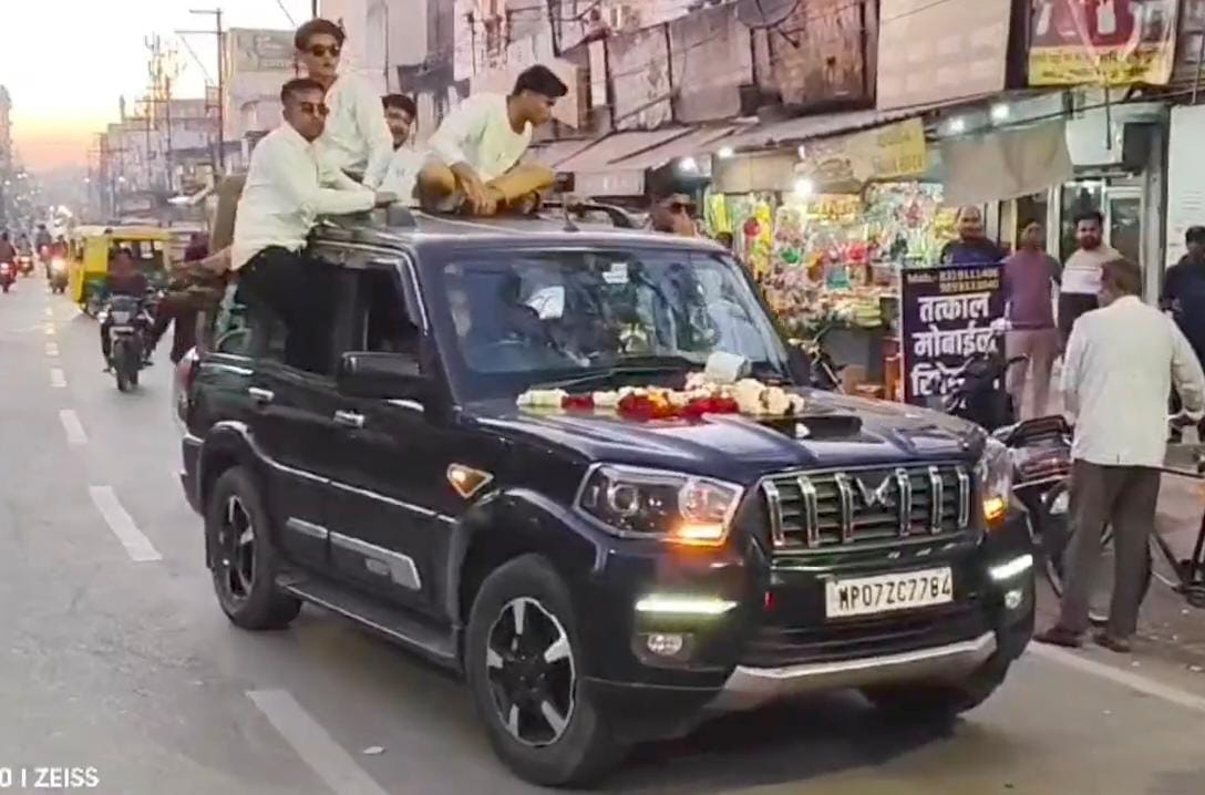 Ratlam Car Stunt Video; Indore Youth Vs Police | MP News | रतलाम की ...