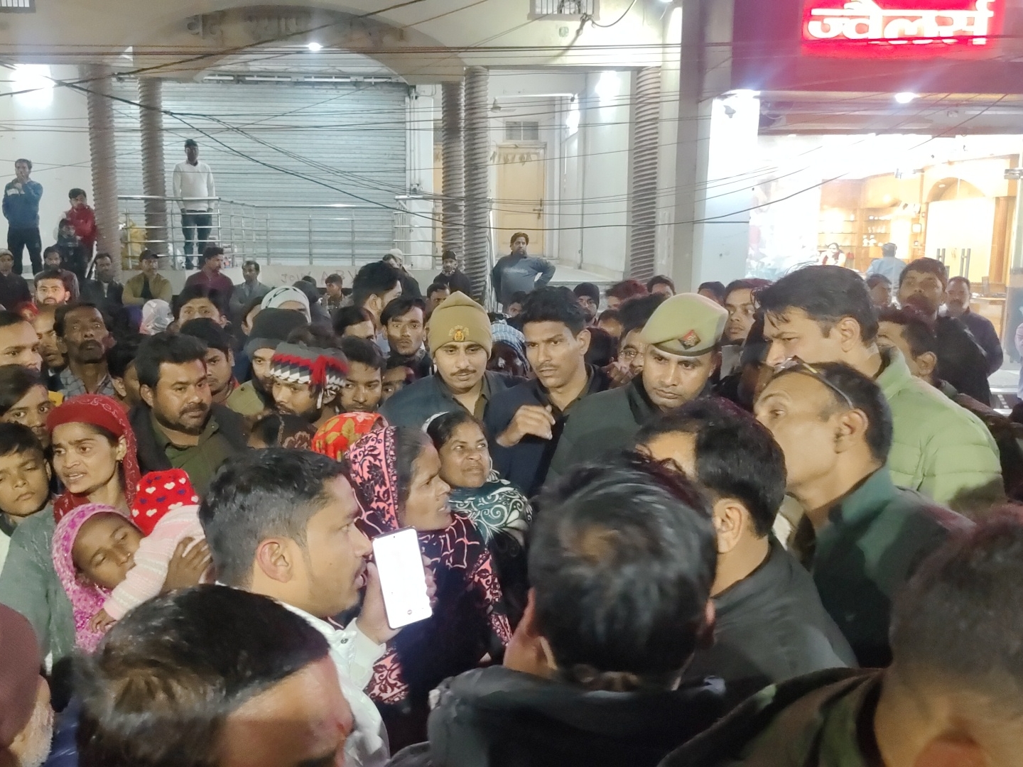 Family members created ruckus by keeping dead body at Kotwali gate ...