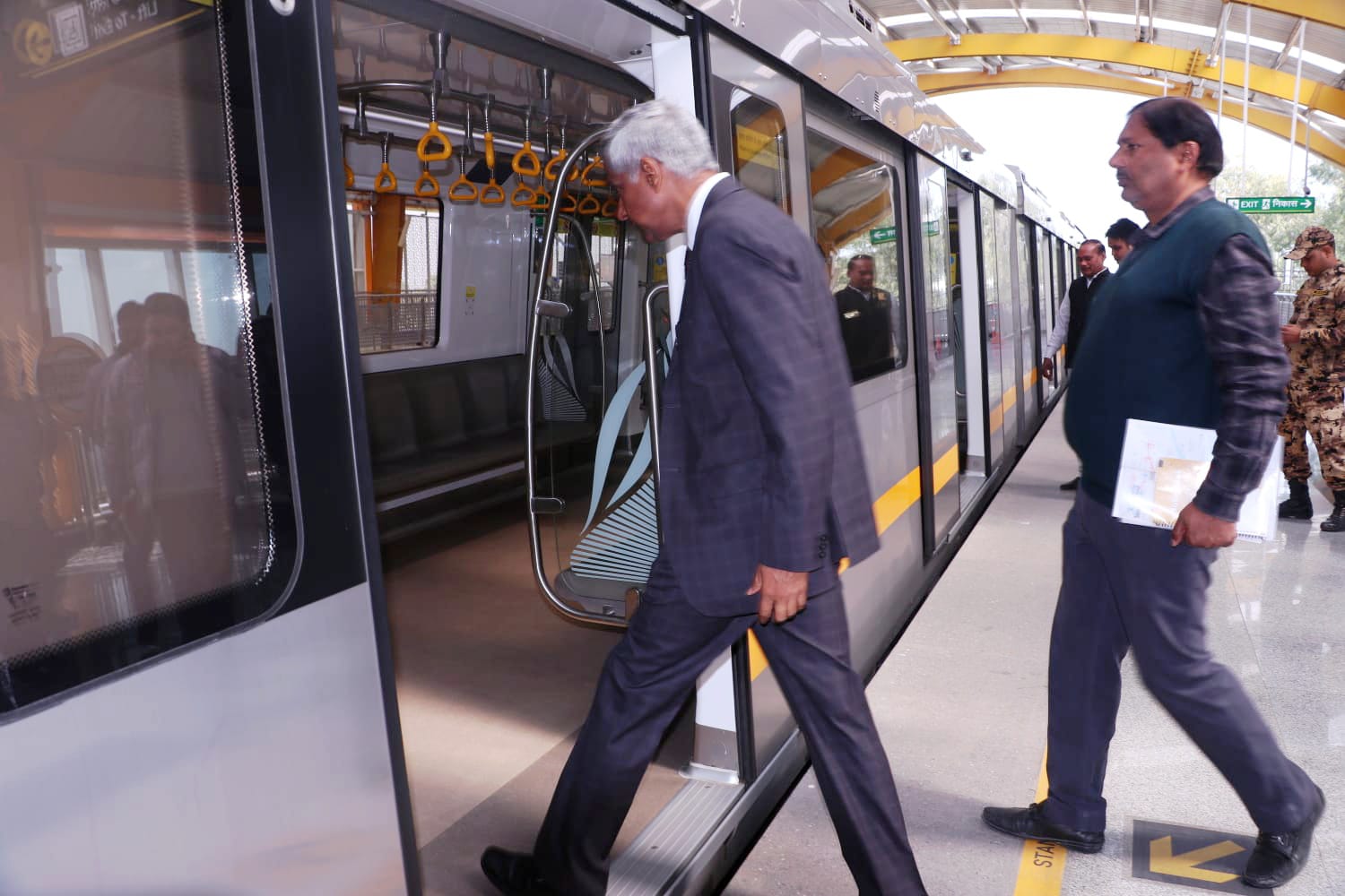 Agra Divisional Commissioner traveled by metro and saw the facilities