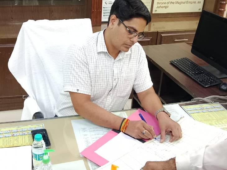 Maha Kumbh Stampede Prayagraj CM Yogi Meeting IAS Ashish Goyal Bhanu Chandra Goswami | महाकुंभ ...