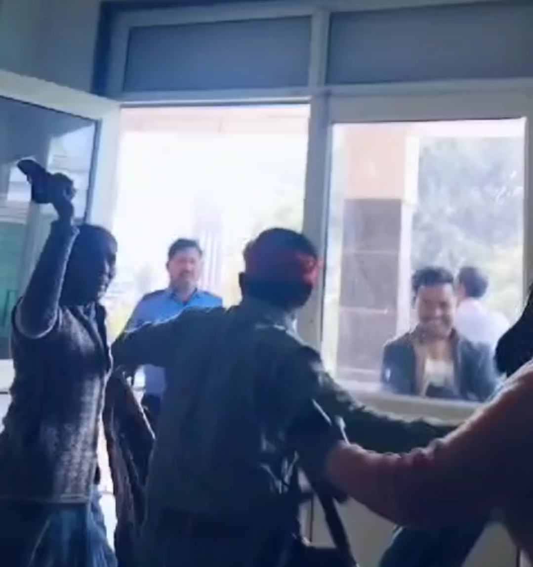 Slippers hit two women in Morena district hospital VIDEO | मुरैना जिला ...