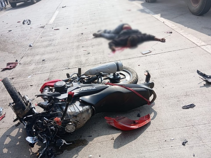 A truck crushed a bike rider on NH43 in surguja | सरगुजा में NH43 पर ...