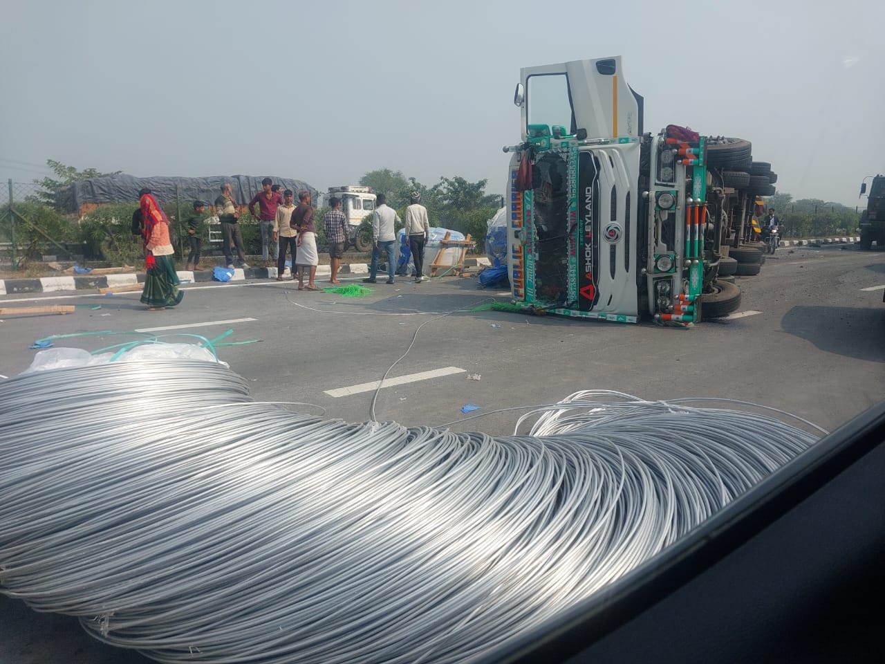 Truck overturned after hitting a divider on Agra Lucknow Expressway