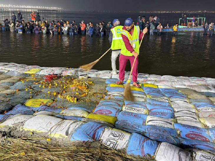 World's largest cleanliness drive at Mahakumbh | Bhaskar English
