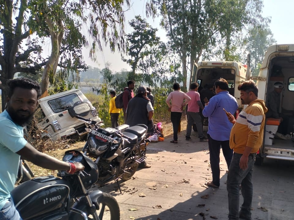 Uncontrolled Bolero collided with a tree, five people including a woman ...
