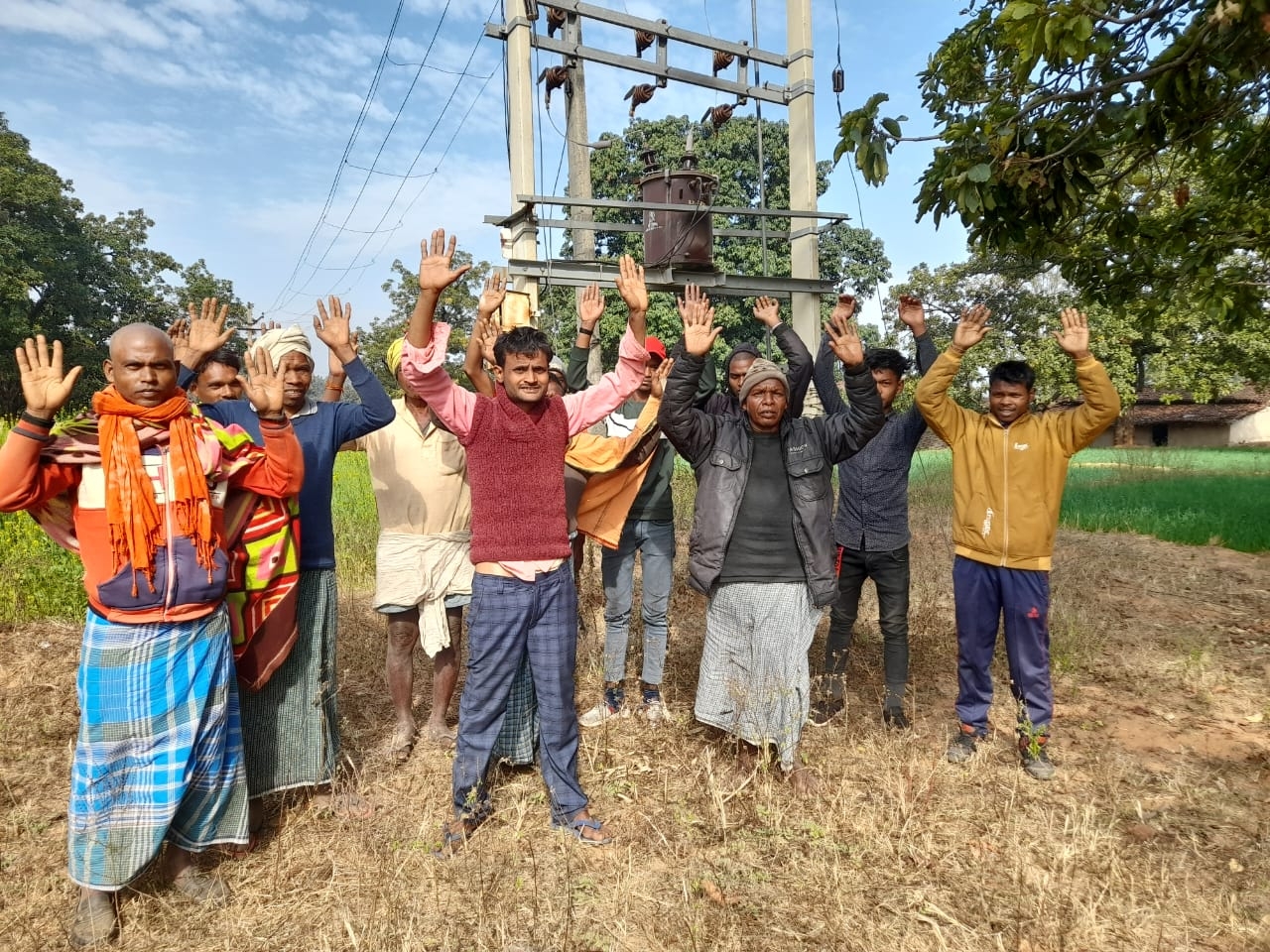 Demonstration by villagers in Babhani | बभनी में ग्रामीणों का प्रदर्शन ...
