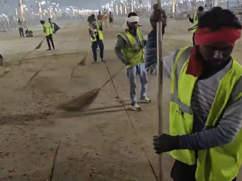 World's largest cleanliness drive at Mahakumbh | Bhaskar English