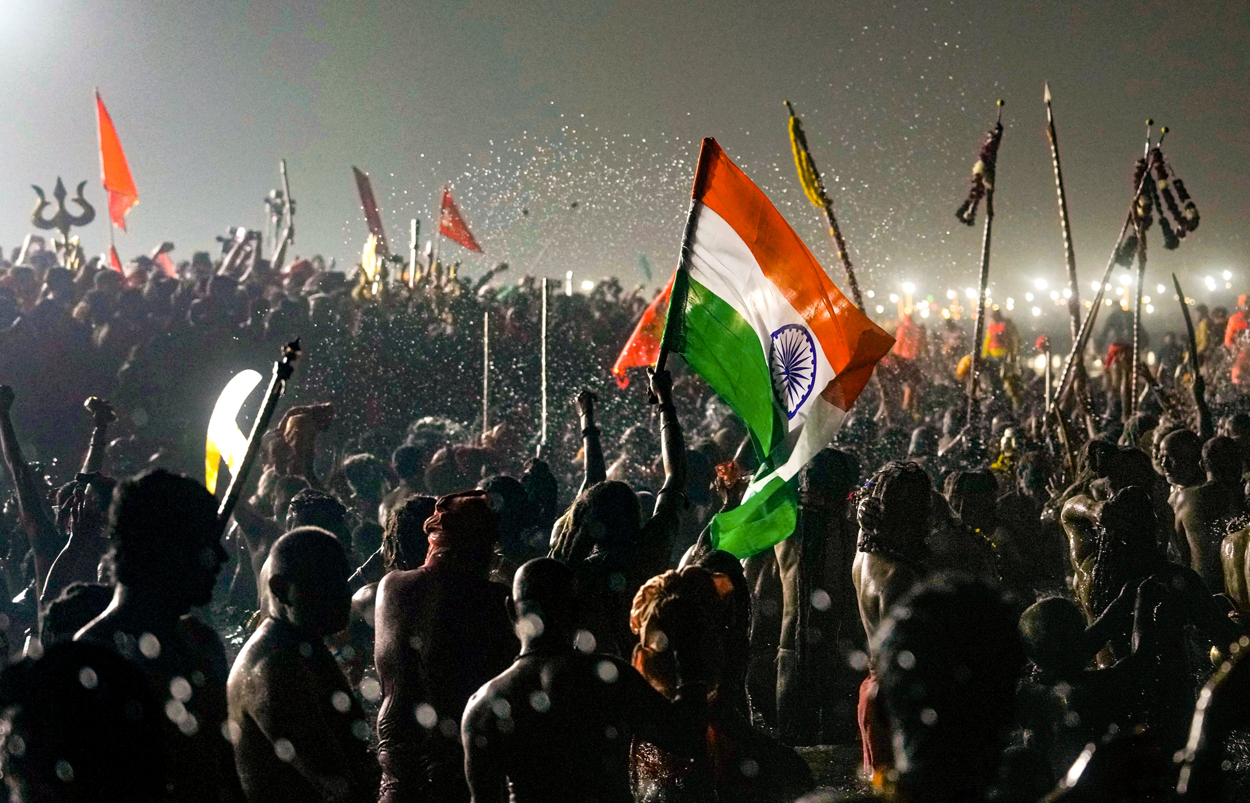 Mahakumbh LIVE | Prayagraj Kumbh Mela Sangam Shahi Snan Photo Video Update; Naga Sadhu Yogi ...