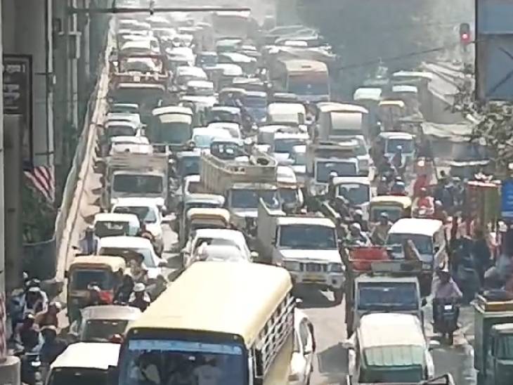 There was jam at all the major intersections including GT Road in Kanpur, traffic again ...