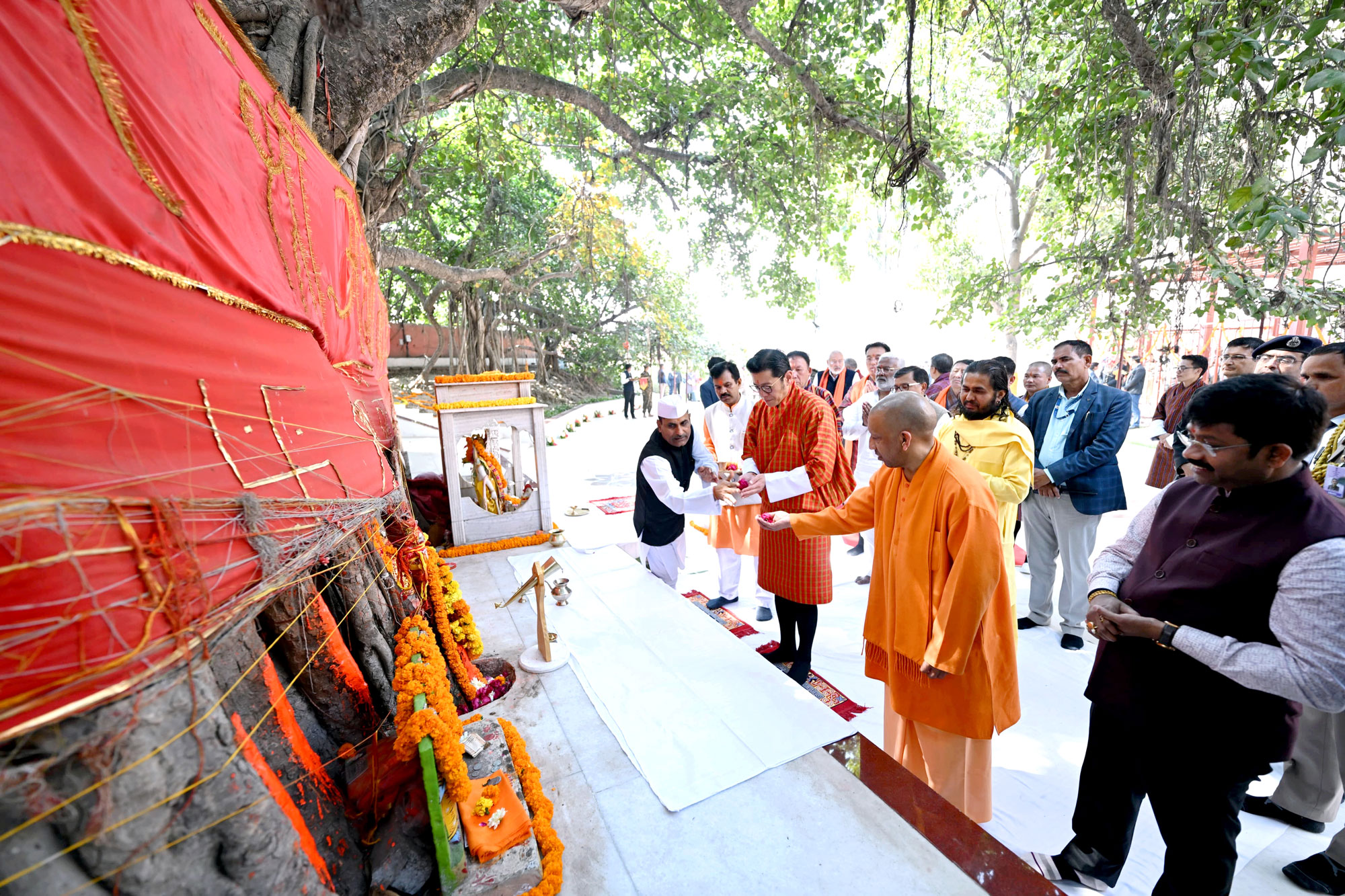 18 photos of Bhutan King and Yogi's Mahakumbh pilgrimage | Bhaskar English