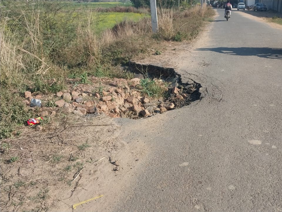 Pedestrians struggling with potholes in Karhal | करहल के गड्ढों से जूझ ...