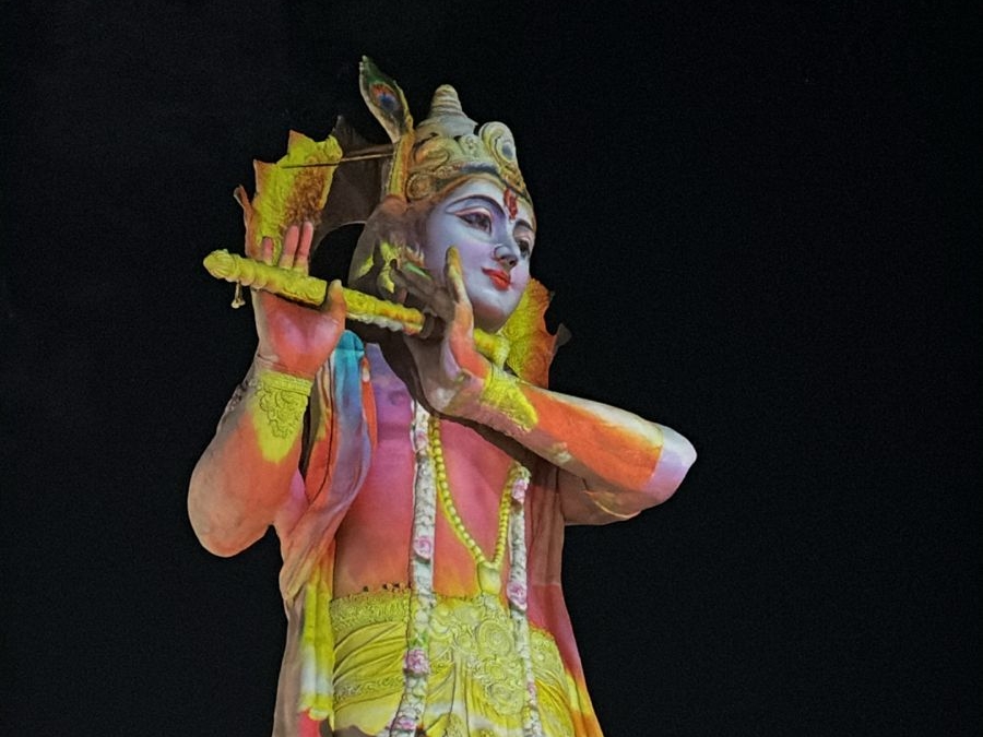 Yamuna Expressway Shri Krishna Statue Photo | Gaur Yamuna City Mandir ...