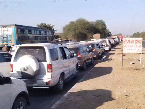Massive 10 km jam on Rewa-Prayagraj route: Mahakumbh devotees stuck ...
