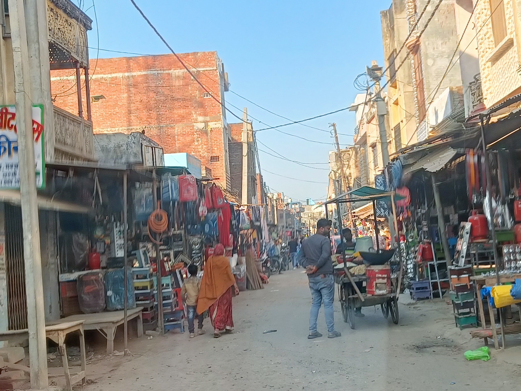Encroachment becomes a headache at Madhoganj crossing | माधोगंज चौराहे ...
