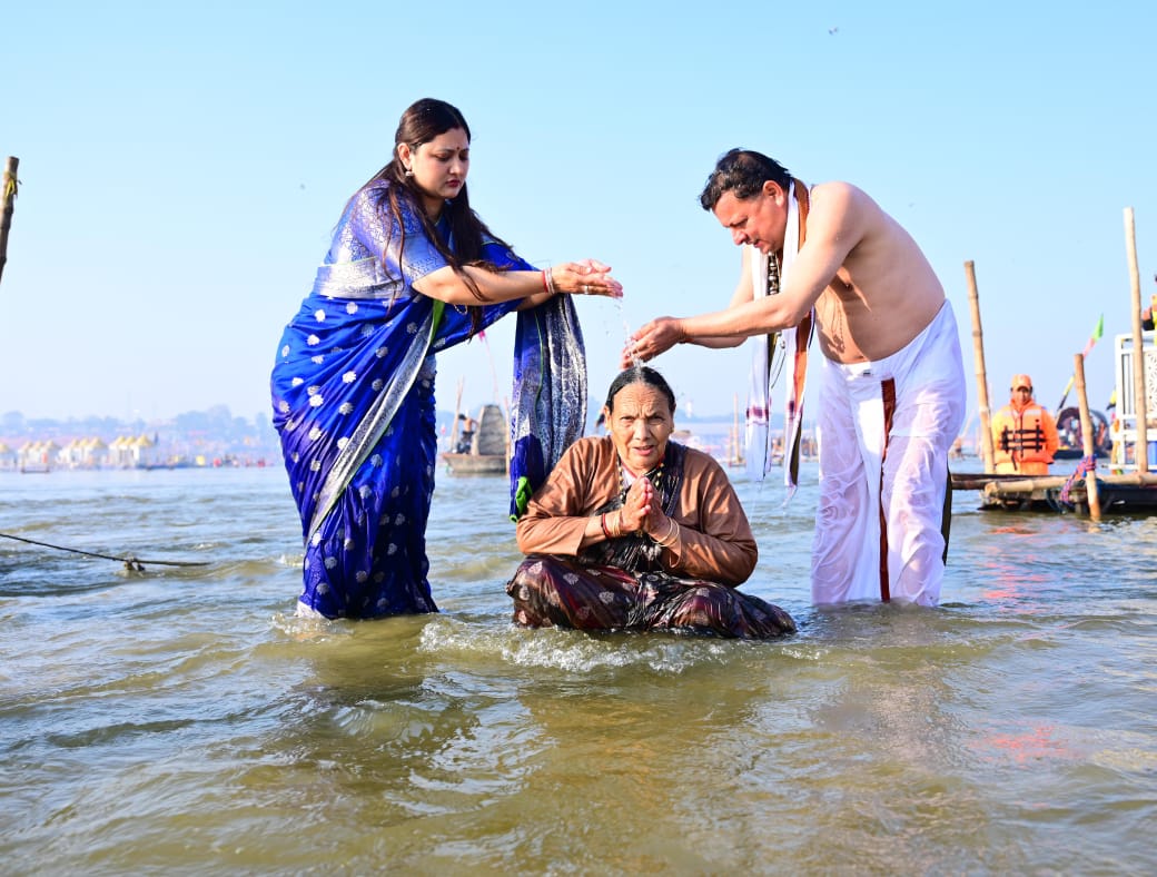 Uttarakhand CM takes holy dip in Mahakumbh
