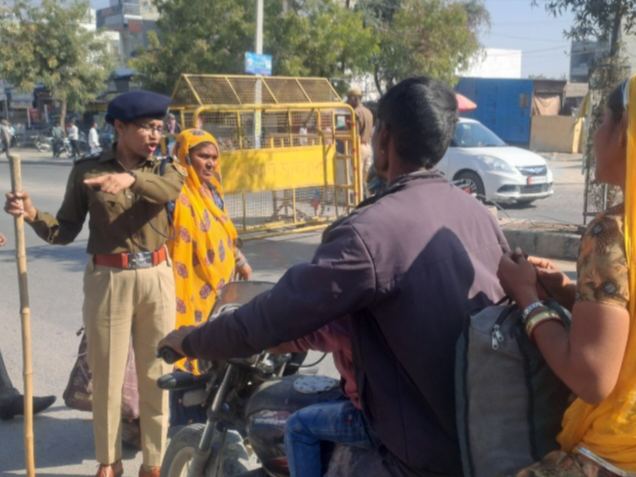 ips usha yadav stood on the road with a stick in pali | सड़क पर डंडा ...