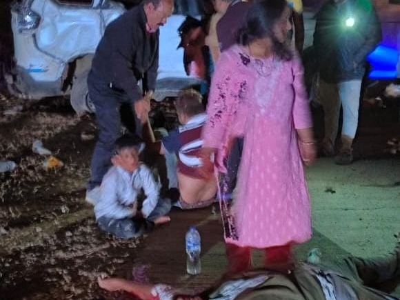 An unknown vehicle hit a Scorpio on NH-30 | डिवाइडर से टकराकर पलटी कार, दो की मौत: इंदौर के संघ ...