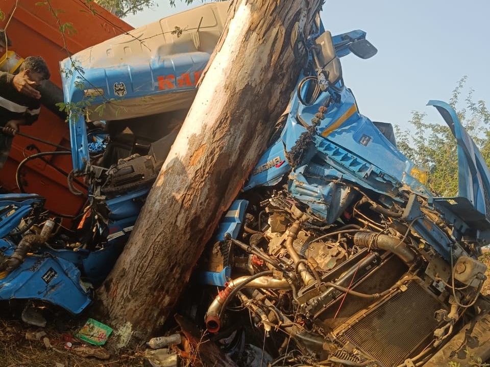 A truck loaded with ballast collided with a tree