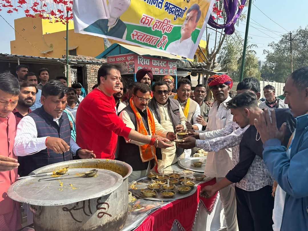 In Sarsaul, the Speaker's son Karan Mahana provided food to the devotees