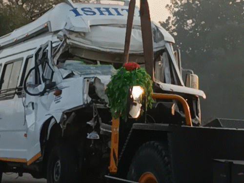 Traveller dragged for 2 km after colliding with a dumper