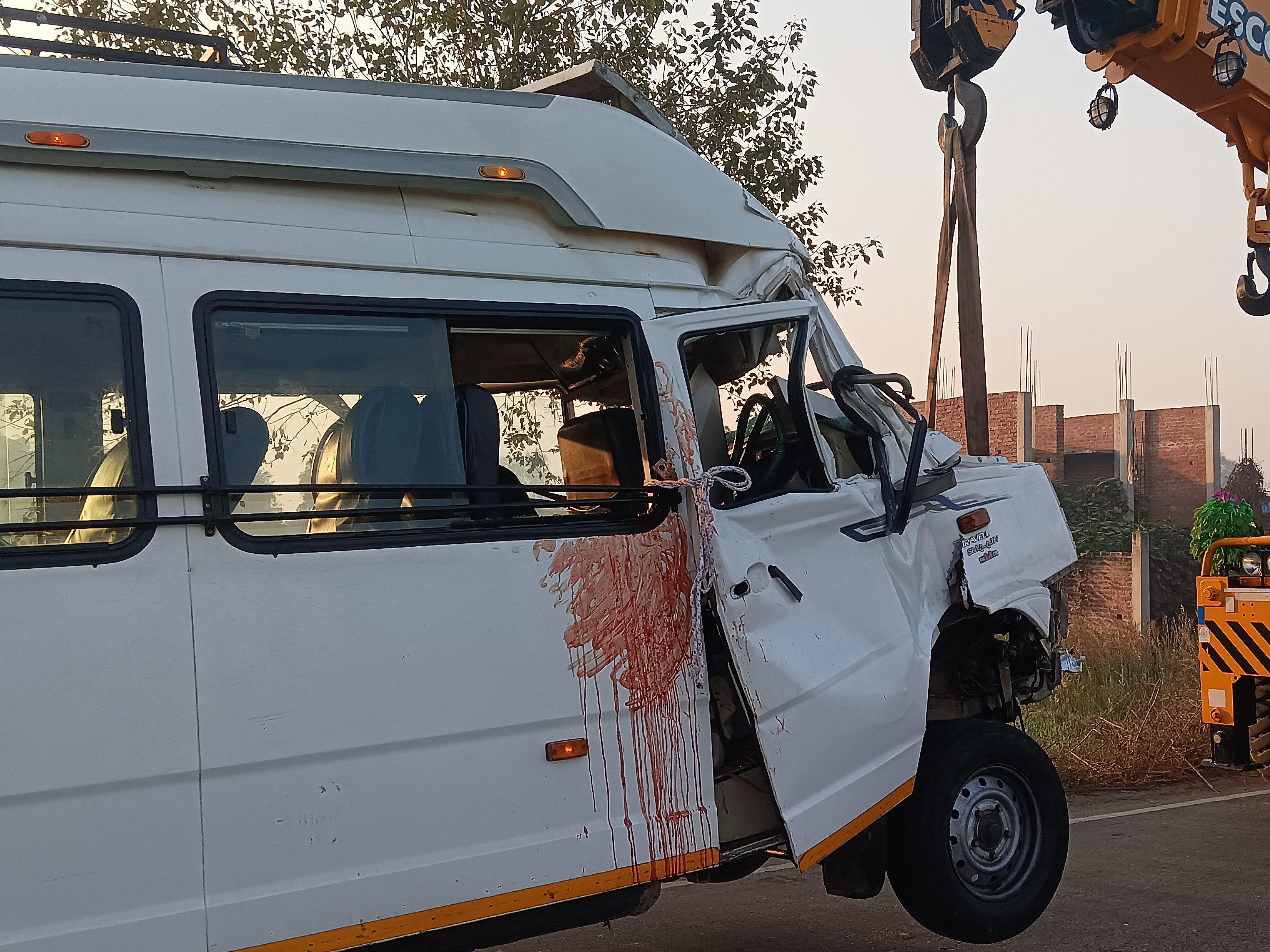 Traveller dragged for 2 km after colliding with a dumper
