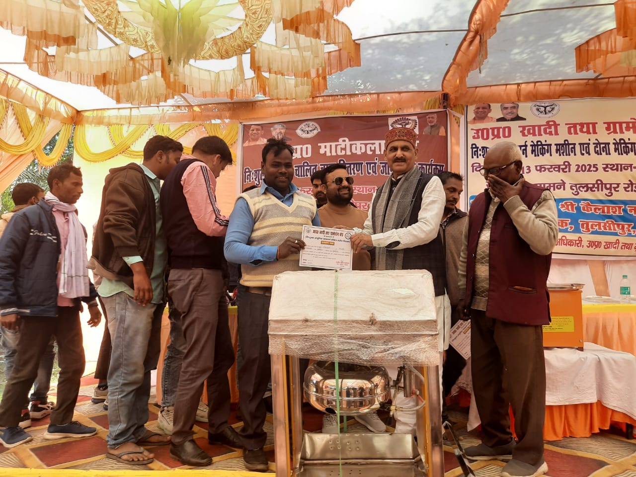 30 potters got electric wheels in Balrampur | बलरामपुर में 30 कुम्हारों ...