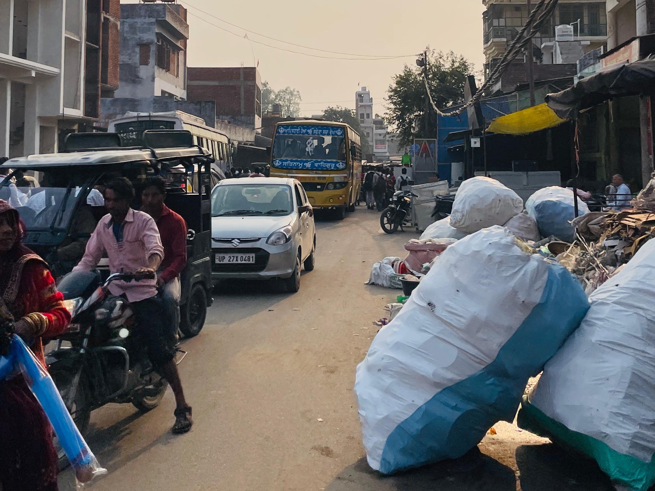 Encroachment causes traffic jam in Magalganj | मैगलगंज में अतिक्रमण से ...