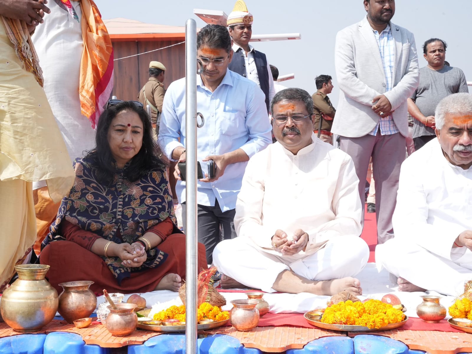 Minister Dharmendra Pradhan took a dip in Sangam | मंत्री धर्मेंद्र ...