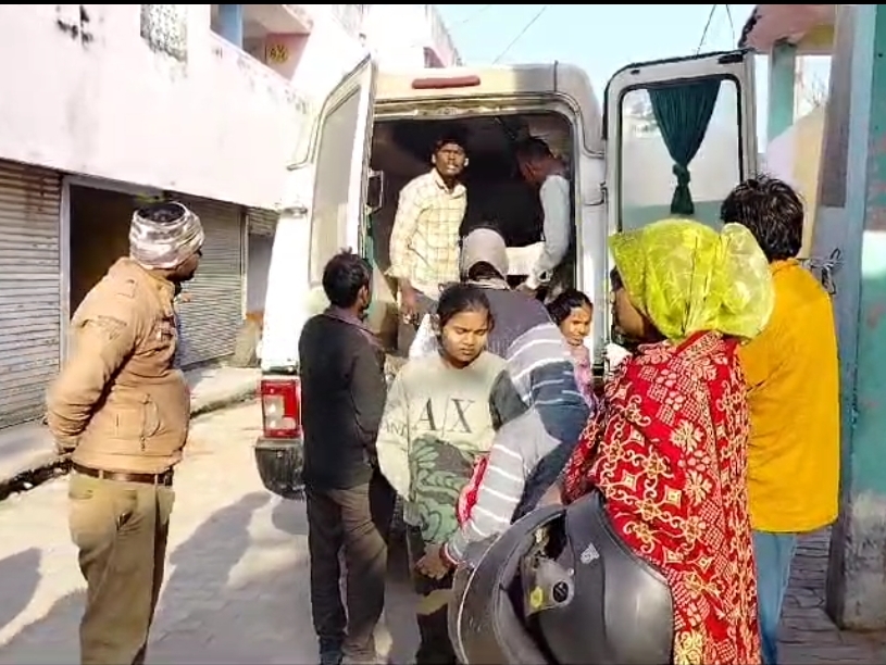 Mini bus full of Kumbh pilgrims collides with tractor | कुंभ यात्रियों ...