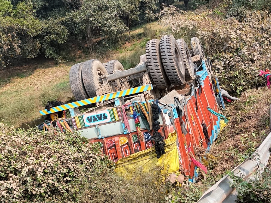 A truck loaded with rice fell into a 20 feet deep ditch | चावल से भरा ...