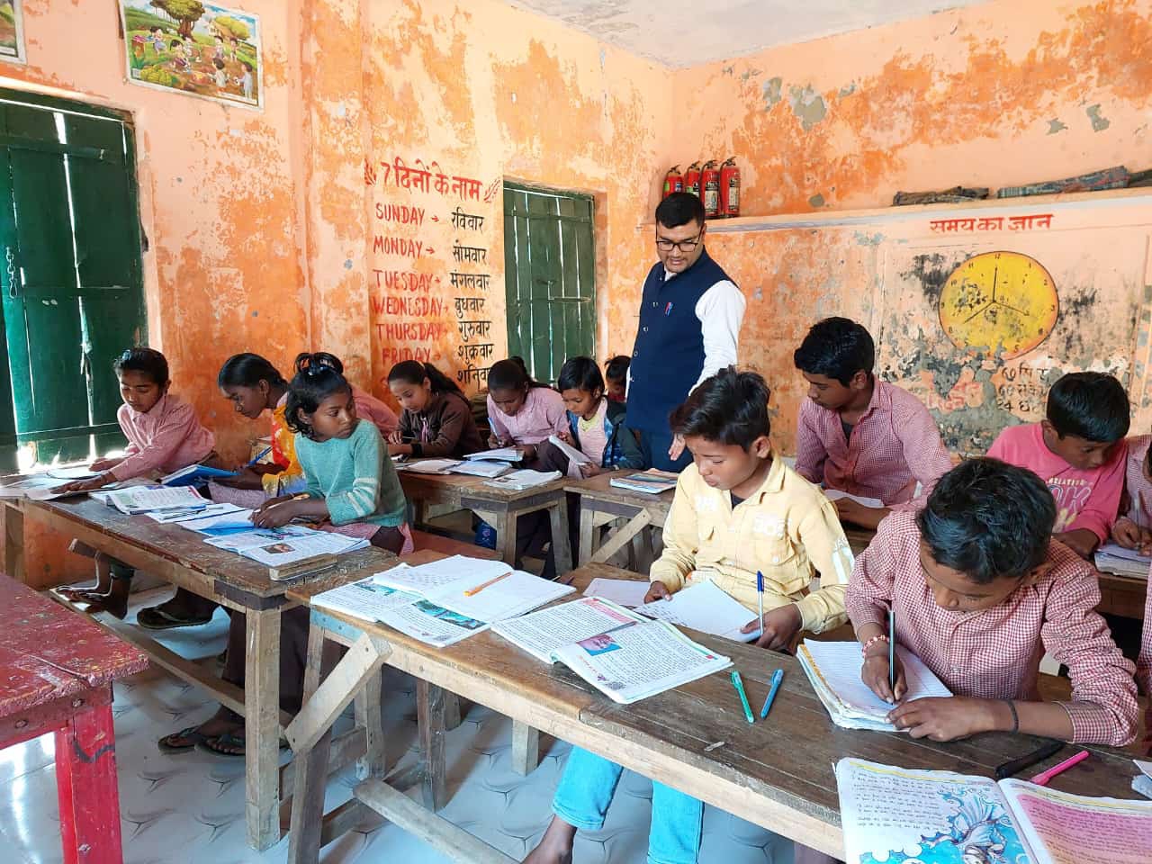Hindi calligraphy competition in Baraipara school of Gonda | गोंडा के ...