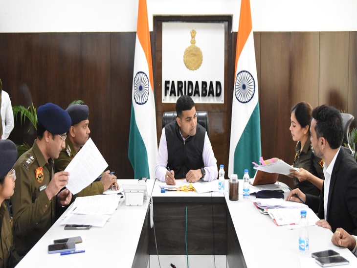 faridabad dc vikram yadav meeting officers mini secretariat haryana ...