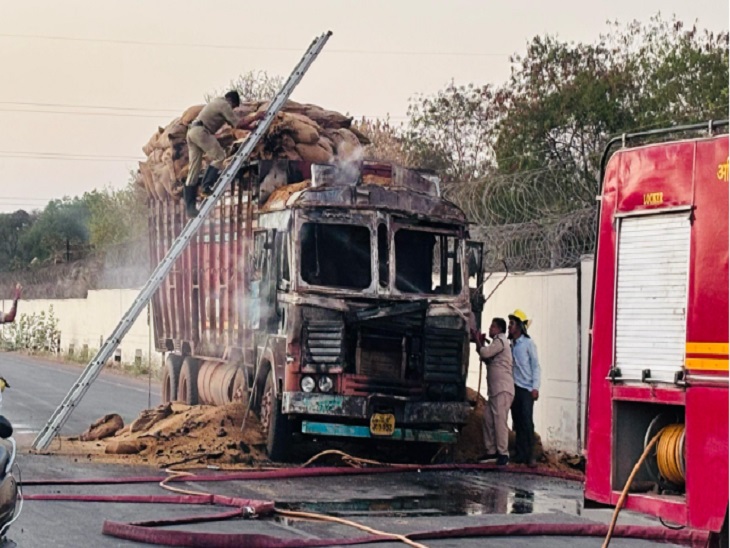 durg a truck loaded with paddy burnt down | दुर्ग में धान से भरा ट्रक ...