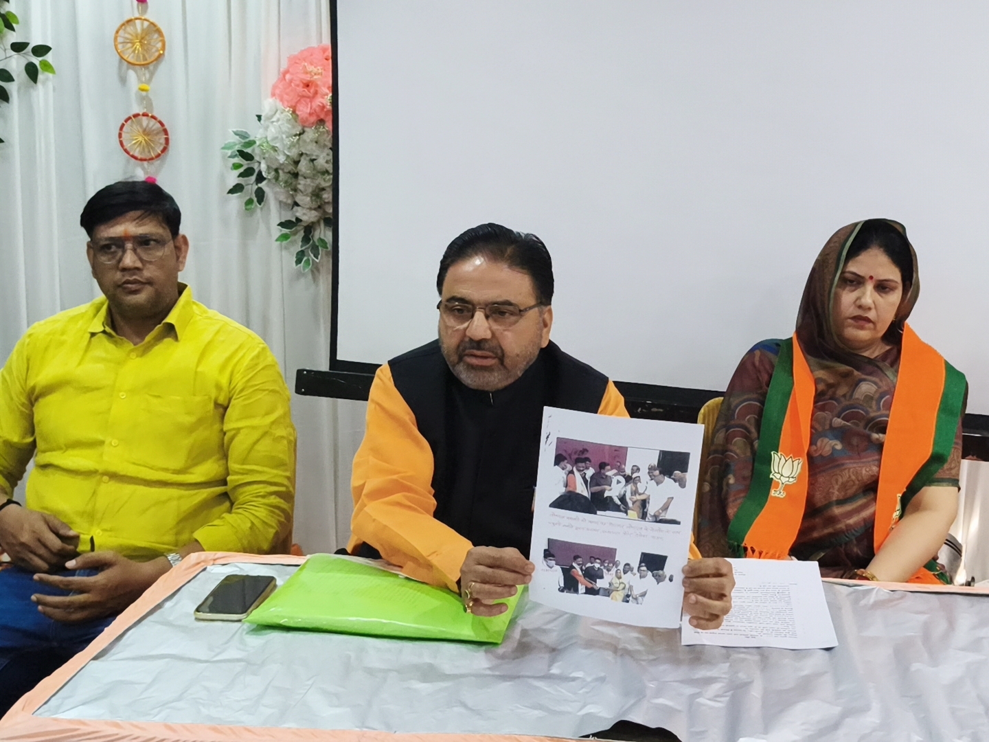 Controversy over oath of Raya Block Pramukh | राया ब्लाक प्रमुख की शपथ ...