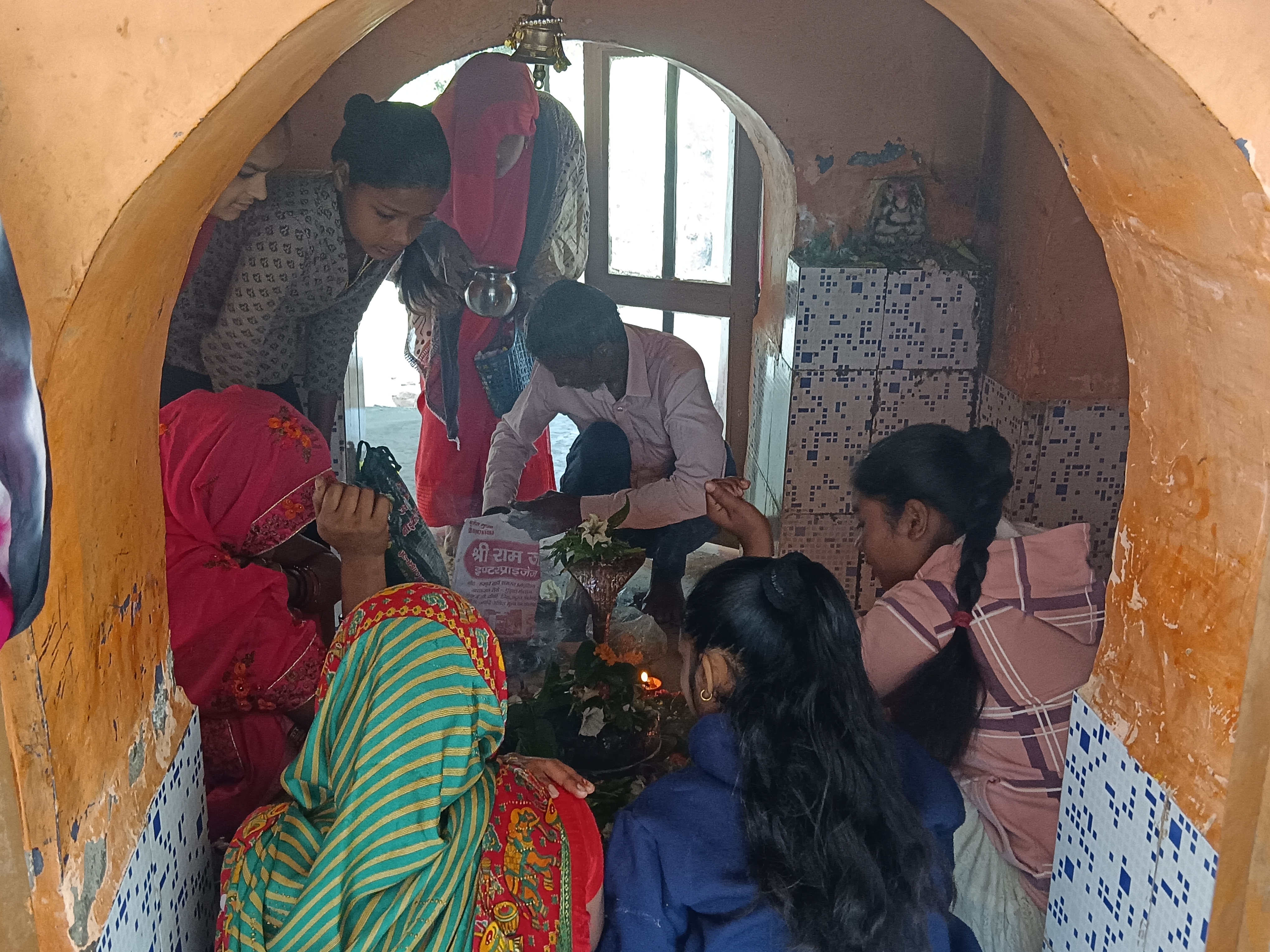 Immediately devotees thronged the Nath Mahadev temple | तुरंत नाथ ...